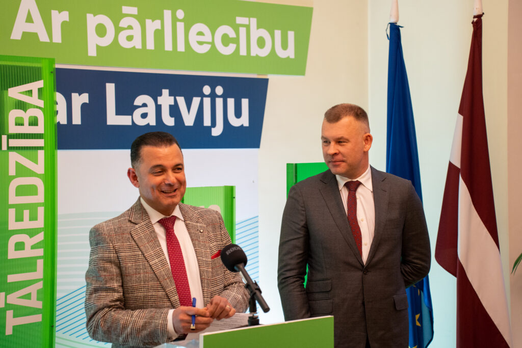 Partijas domes sēdē debatē par darāmo